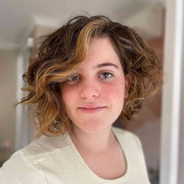 25 Charming Chin-Length Curly Hairstyles For a Sweet Look
