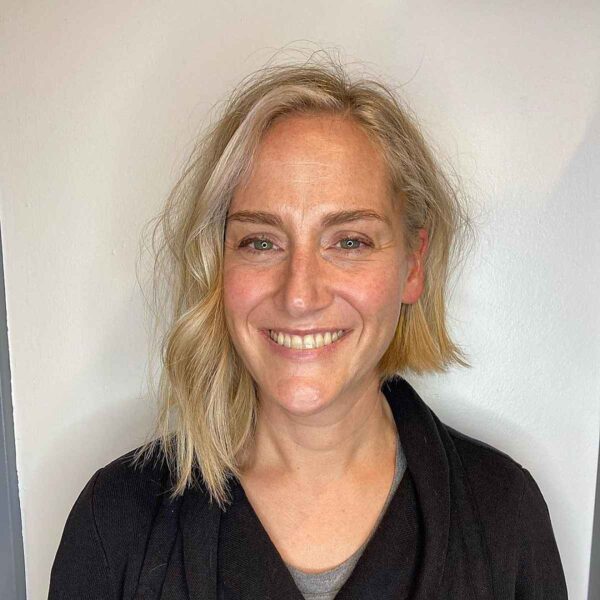 37 Flattering Hairstyles for Women with Big Foreheads