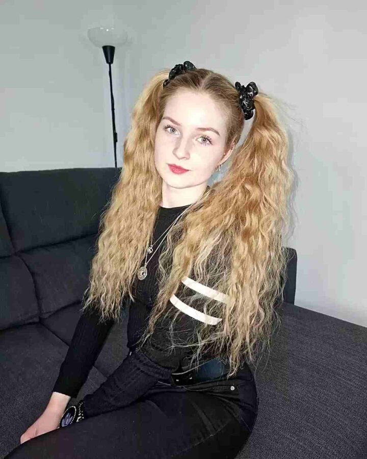 21 Cheerleading Hairstyles That Are Cute & Easy