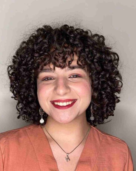 25 Charming Chin-Length Curly Hairstyles For a Sweet Look