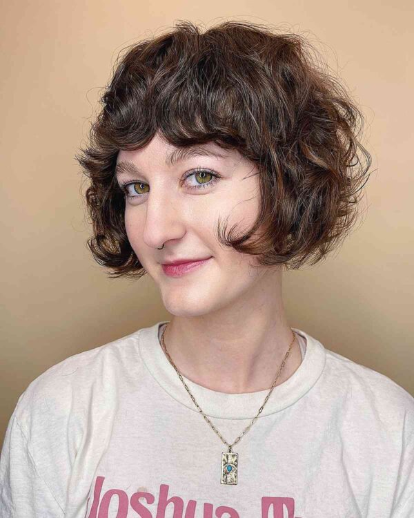25 Charming Chin-Length Curly Hairstyles For a Sweet Look
