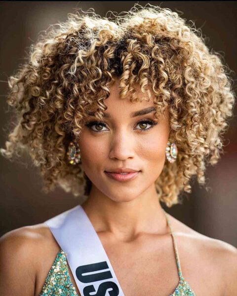 25 Charming Chin-Length Curly Hairstyles For a Sweet Look