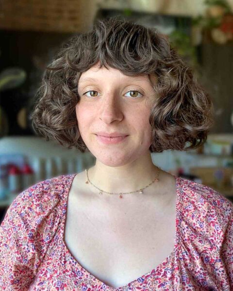 25 Charming Chin-Length Curly Hairstyles For a Sweet Look