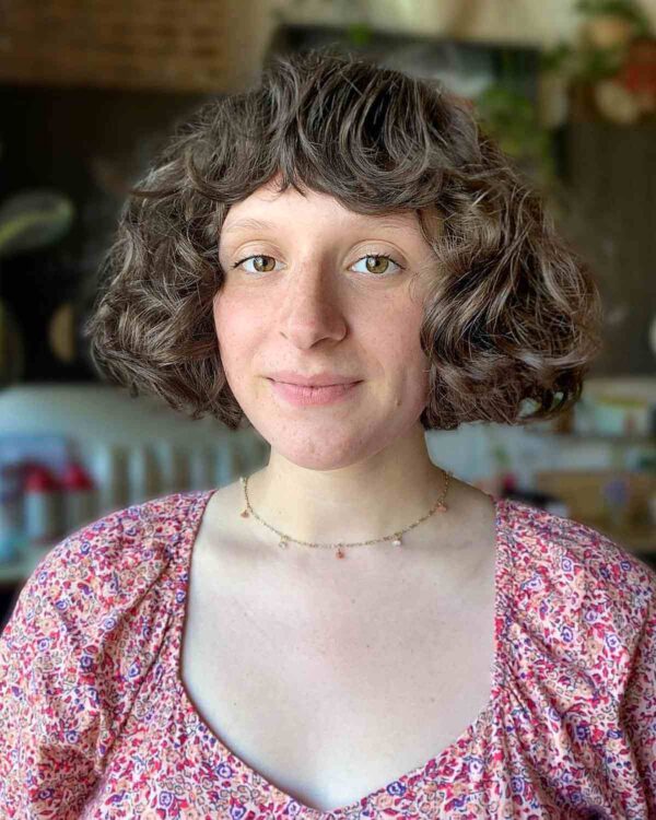 25 Charming Chin-Length Curly Hairstyles For a Sweet Look