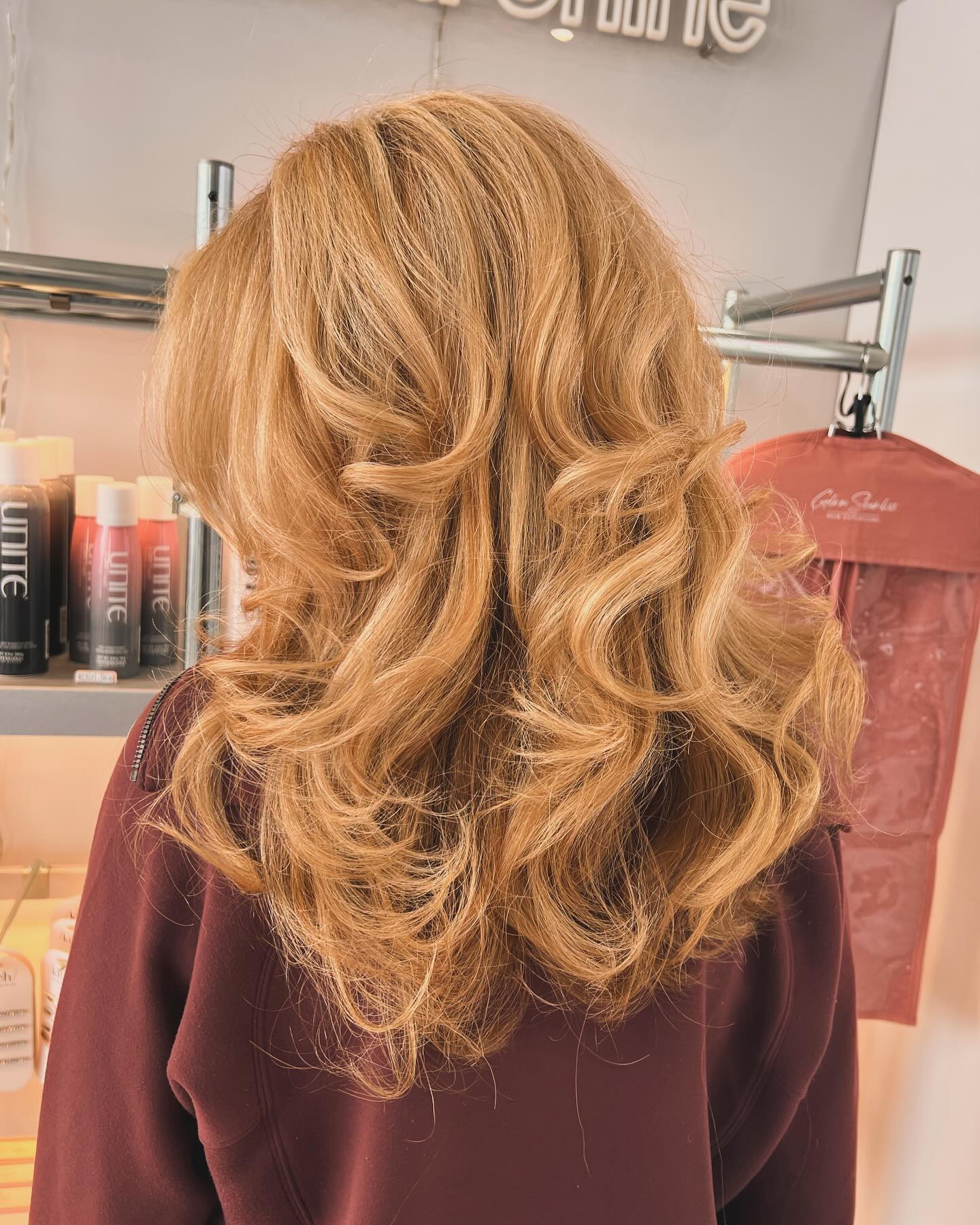 23 Voluminous Blowout Curls for a Glamorous Finish