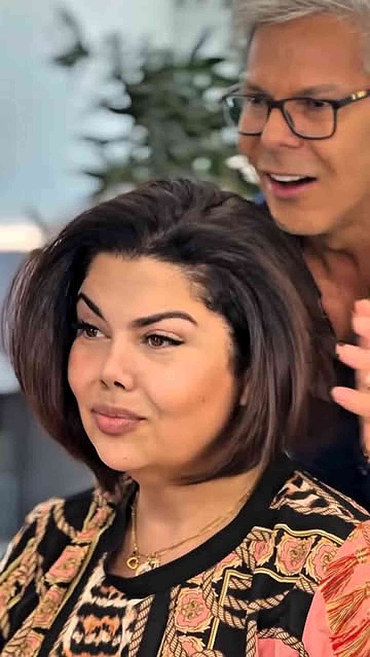 25 Flattering Short Haircuts for Women Over 40 with Round Faces in 2026