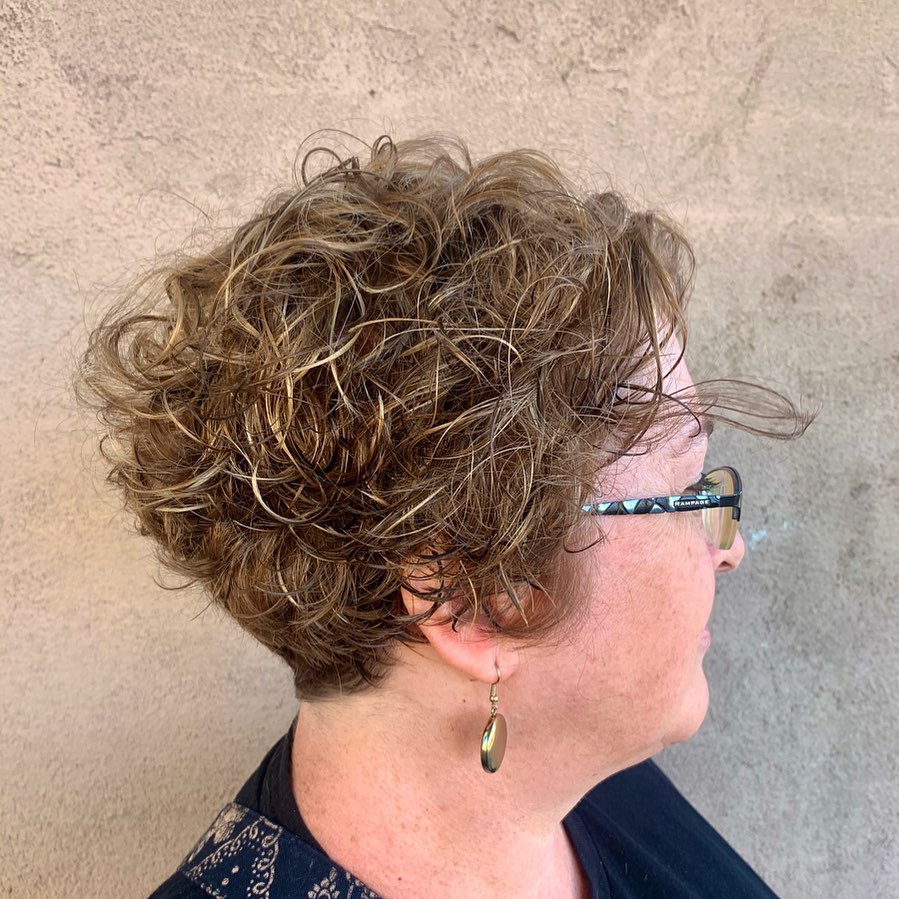 26 Gorgeous Wedge Haircuts for Women Over 60 with Glasses - Kappers ...