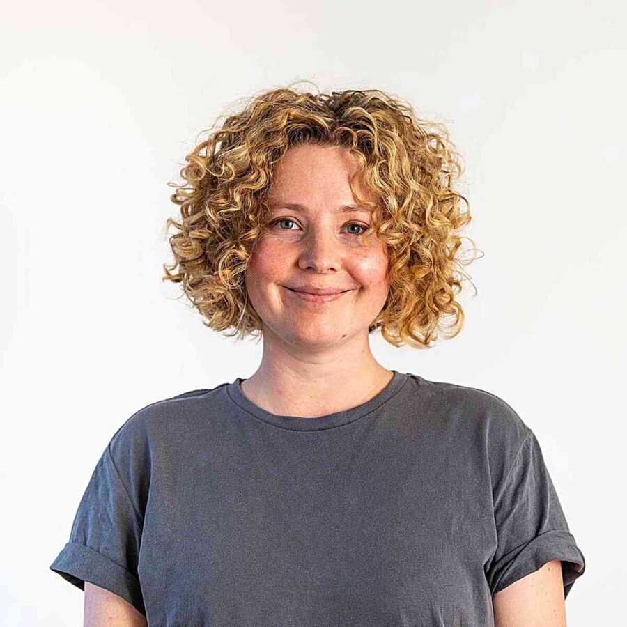 25 Charming Chin-Length Curly Hairstyles For a Sweet Look