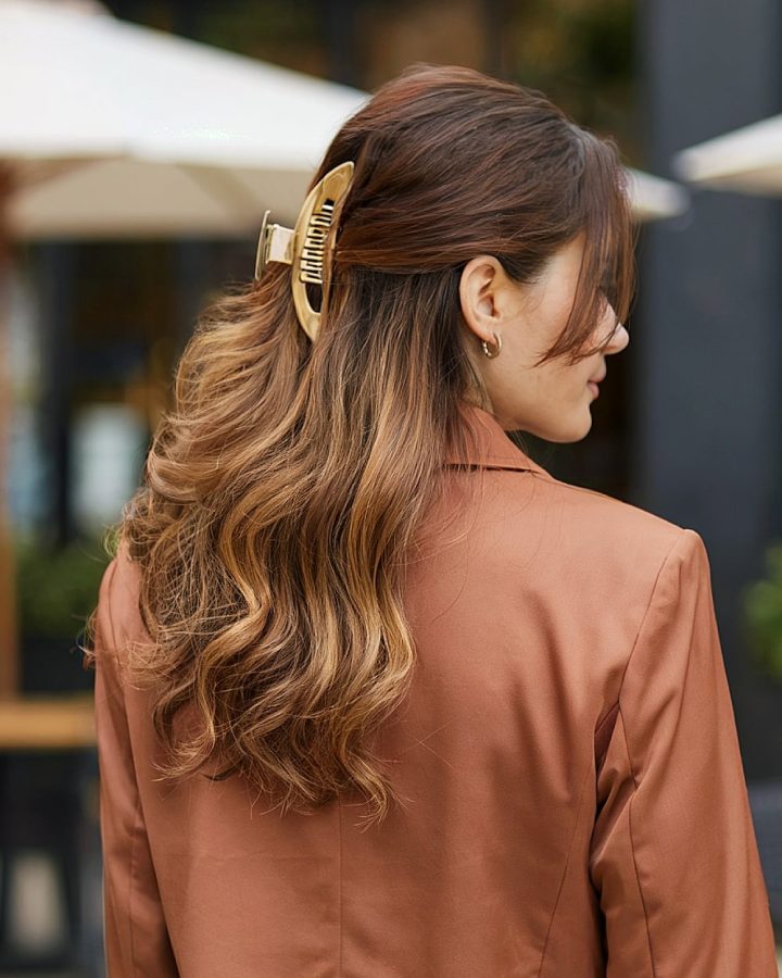 23 Easy Claw Clip Hairstyles You’ll Want to Wear All 2026