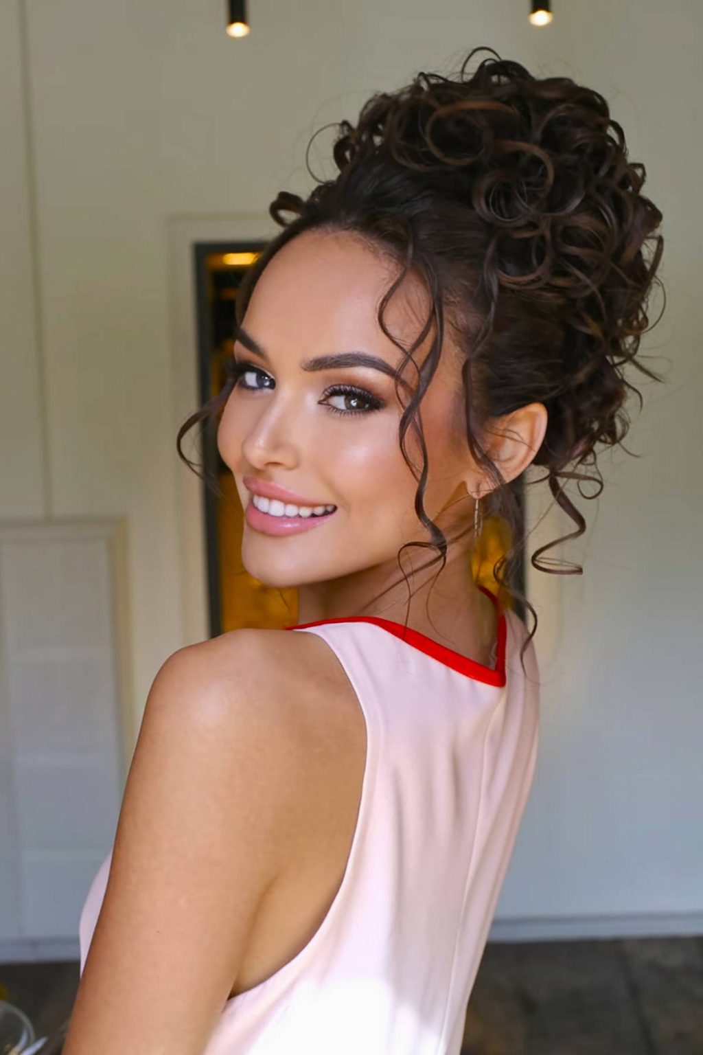15+ Chic Curly Hair Bun Hairstyles to Try in 2025