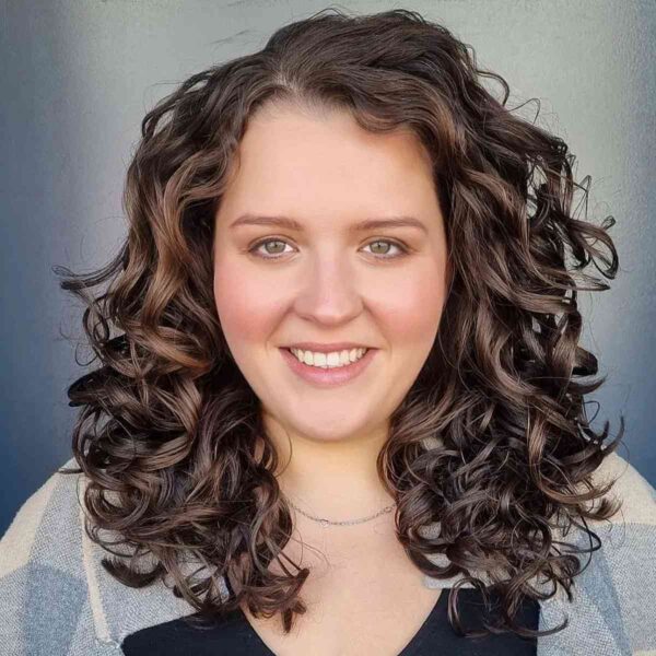 32 Slimming Hairstyles for Women with Full Faces (for Plus-Sized Women)