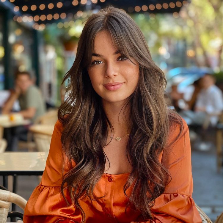 25+ Women Prove Curtain Bangs Are Still Trendy in 2026