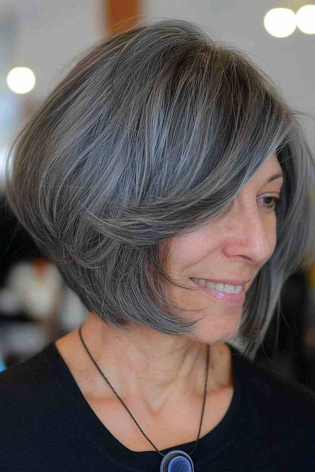 42 Flattering Short Hairstyles for Long Faces in 2025