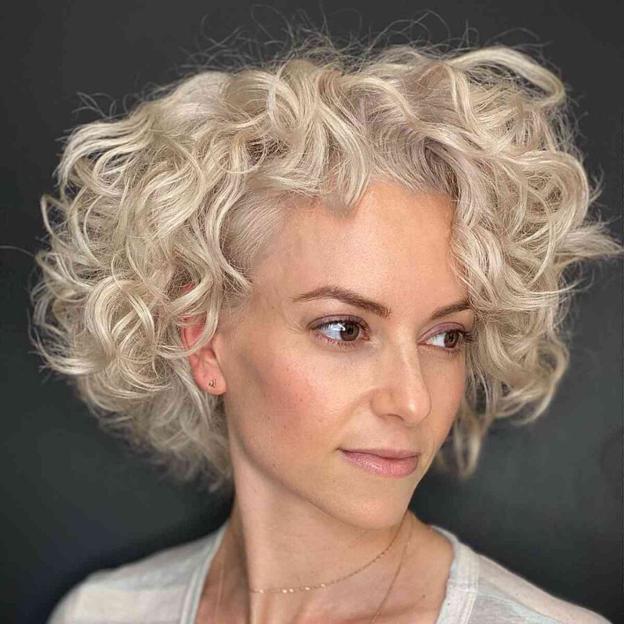 24 Flattering Short Haircuts for Oval Faces in 2026