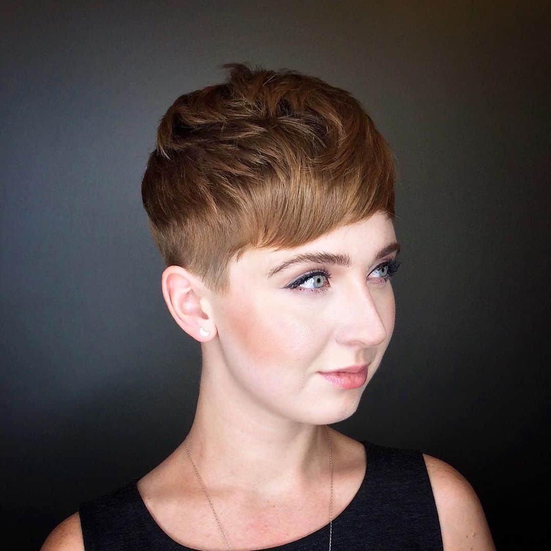 23 Flattering Short Haircuts for Oval Faces in 2025