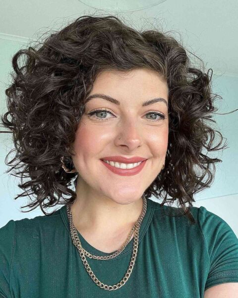 25 Charming Chin-Length Curly Hairstyles For a Sweet Look