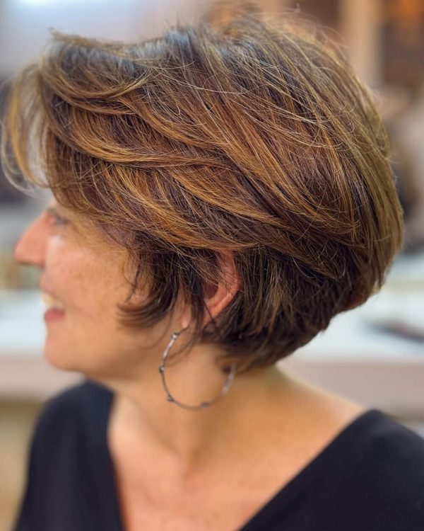 32 Feathered Bob Haircuts That Add Fullness & Movement to Your Hair