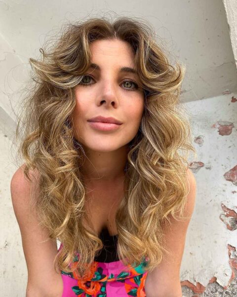 Pairing Curtain Bangs with Wavy Hair? 22 Best Ways to Do It